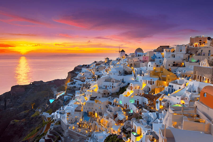 Santorini, Greece: Highlights, Best Time to Visit & Travel Tips