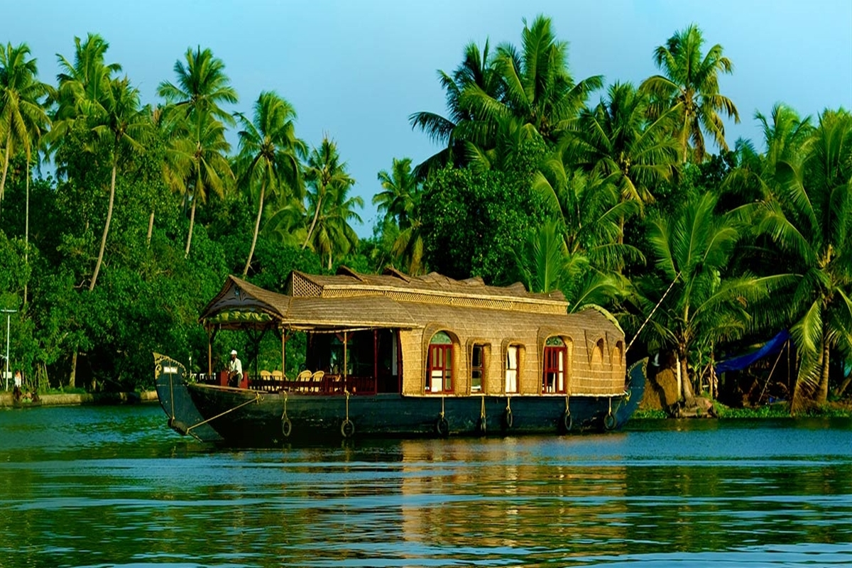 10 Places to Visit in Kerala | Top Tourist Places & Attractions