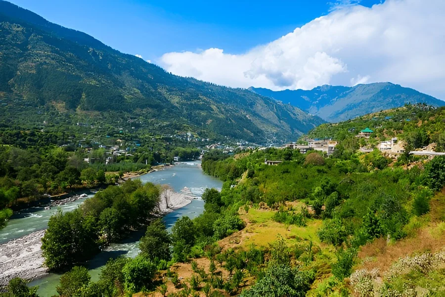 Explore Manali in June: Cool Peaks & Lush Valleys
